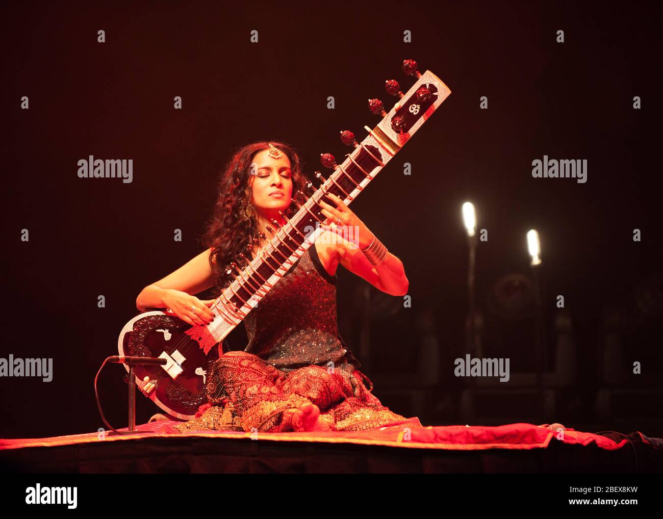 Sitar woman hi-res stock photography and images - Alamy
