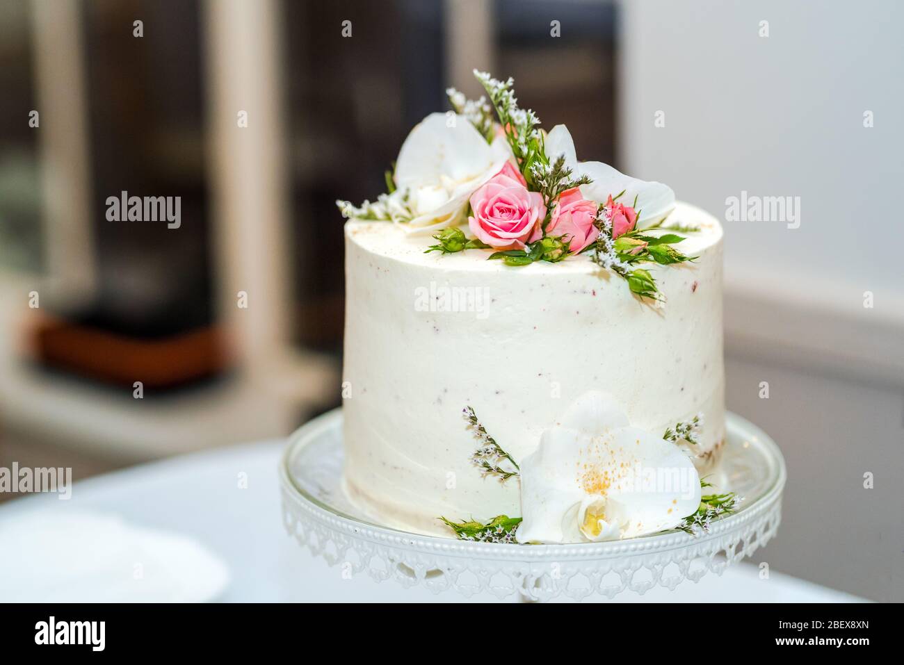 White cream wedding cake hi-res stock photography and images - Alamy