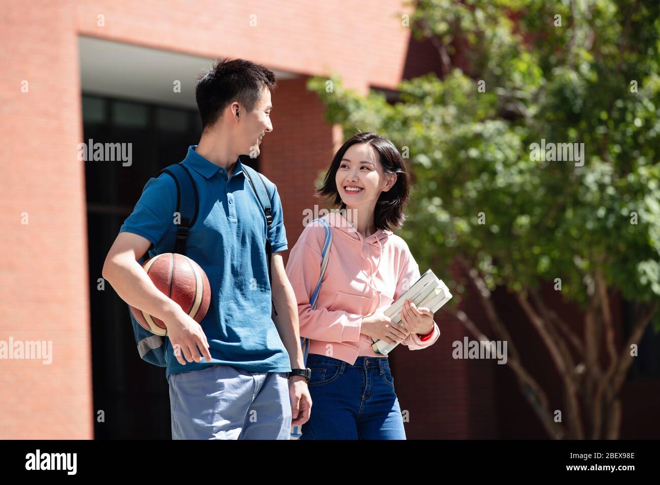 College students on campus Stock Photo - Alamy