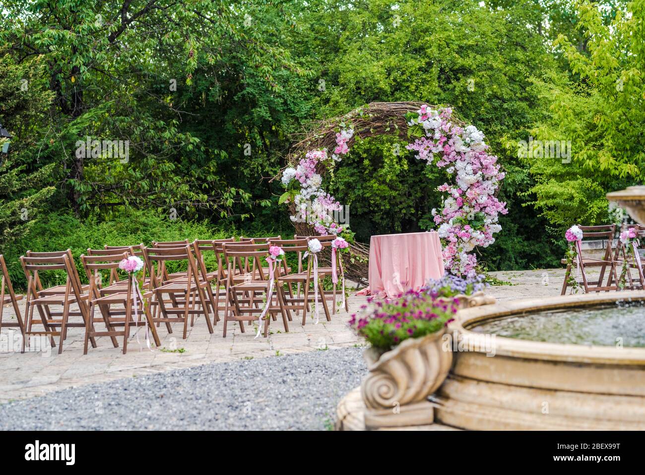 Round wedding arch with fresh flower decoration in pink and white Stock ...