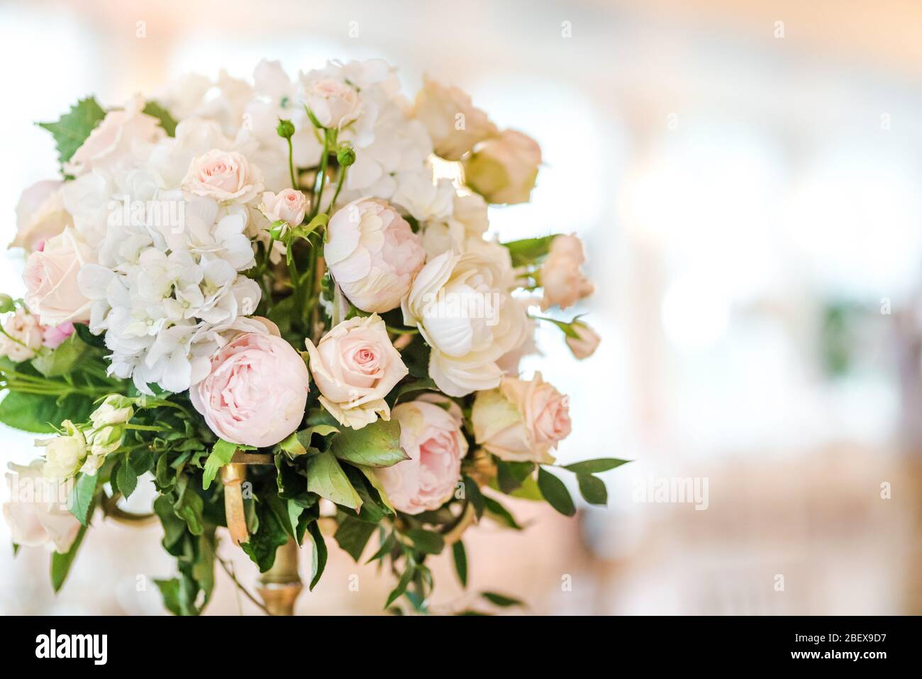 Fresh flower table decoration for a special event Stock Photo - Alamy