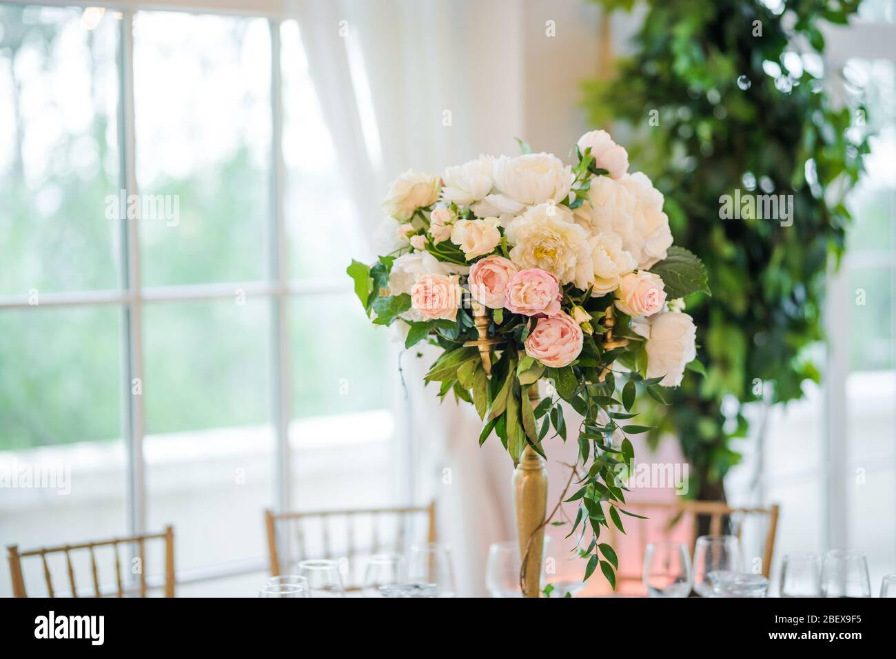 Fresh flower table decoration for a special event Stock Photo - Alamy