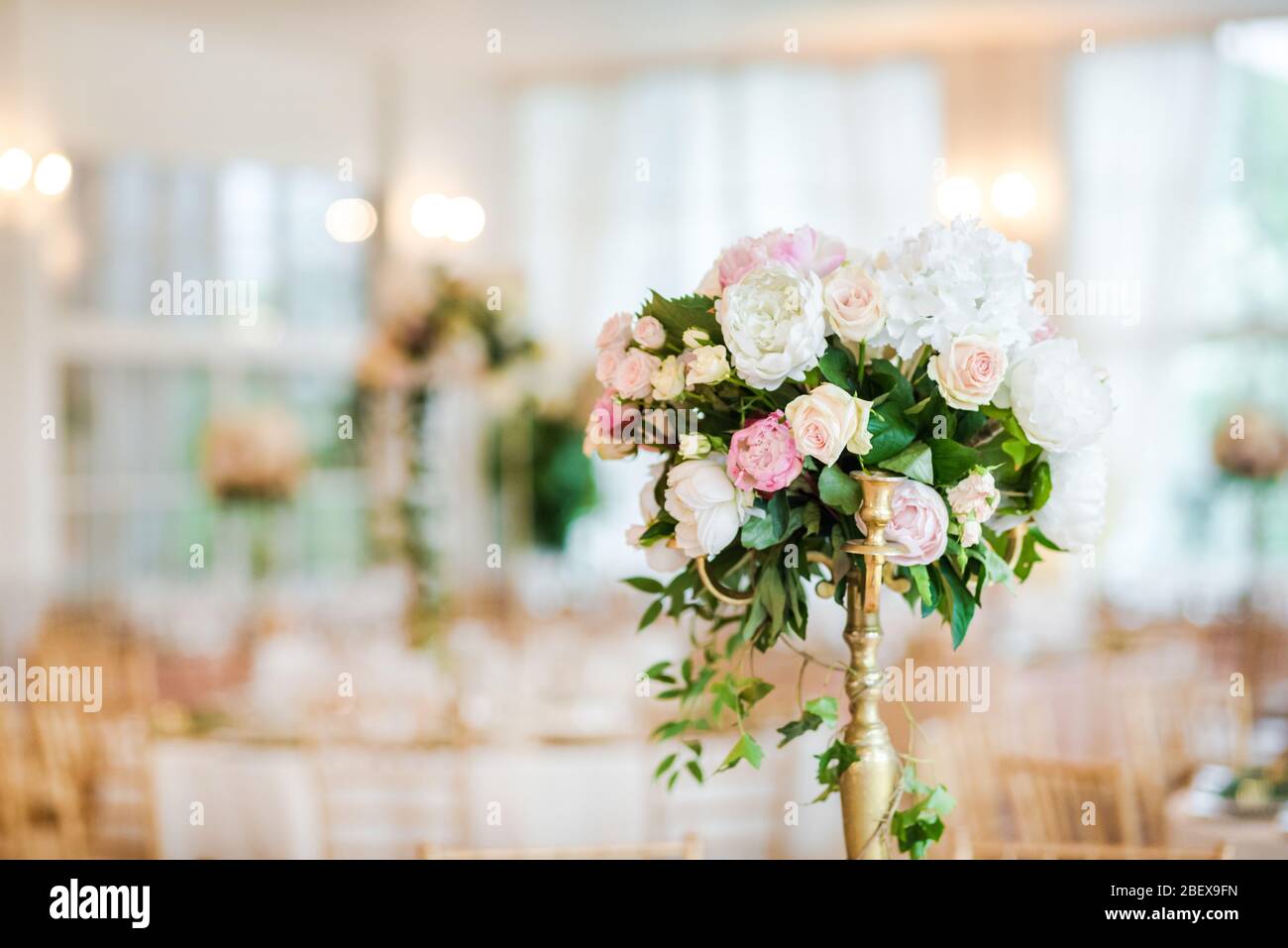Fresh flower table decoration for a special event Stock Photo - Alamy