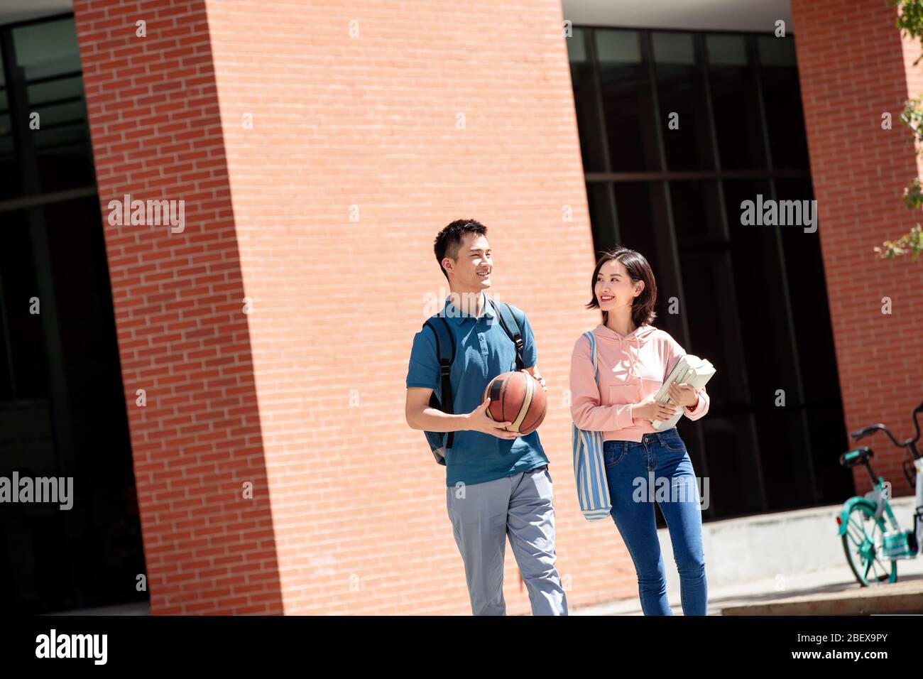 College students on campus Stock Photo - Alamy