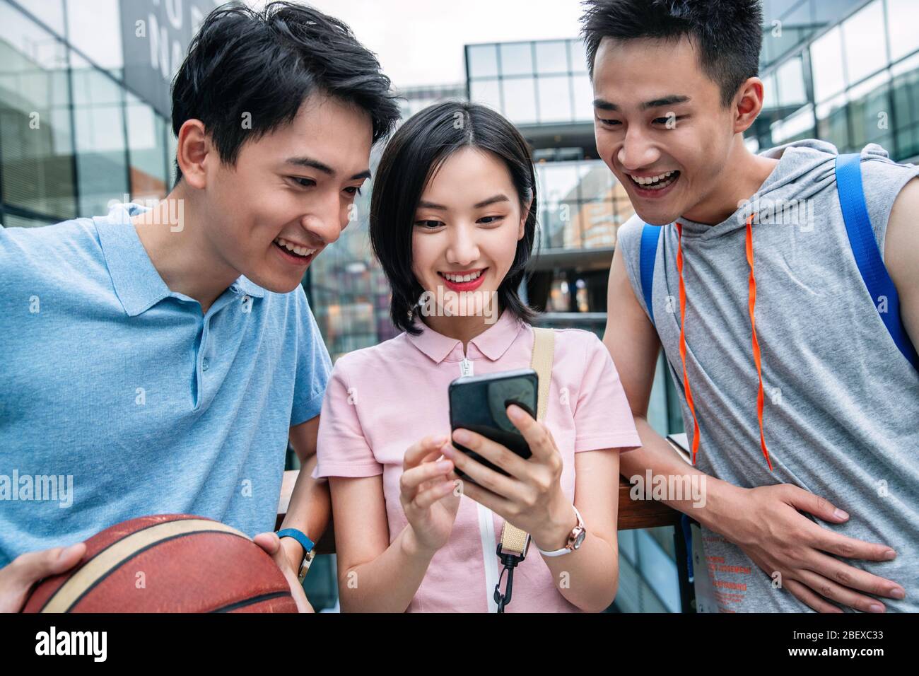 Happiness of college students in outdoor mobile phone Stock Photo - Alamy
