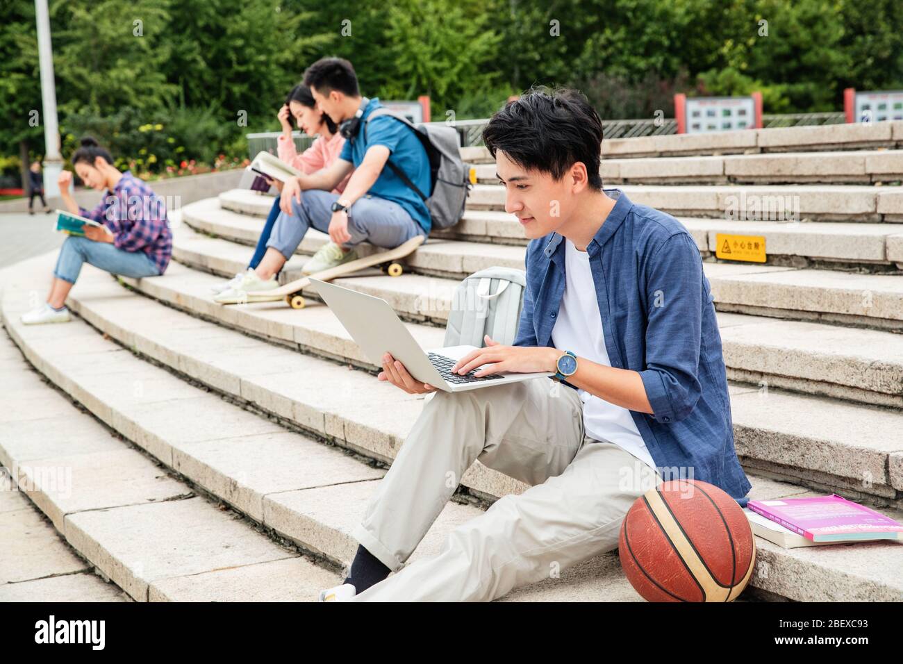Love of learning of college students sat on the steps to learn Stock ...