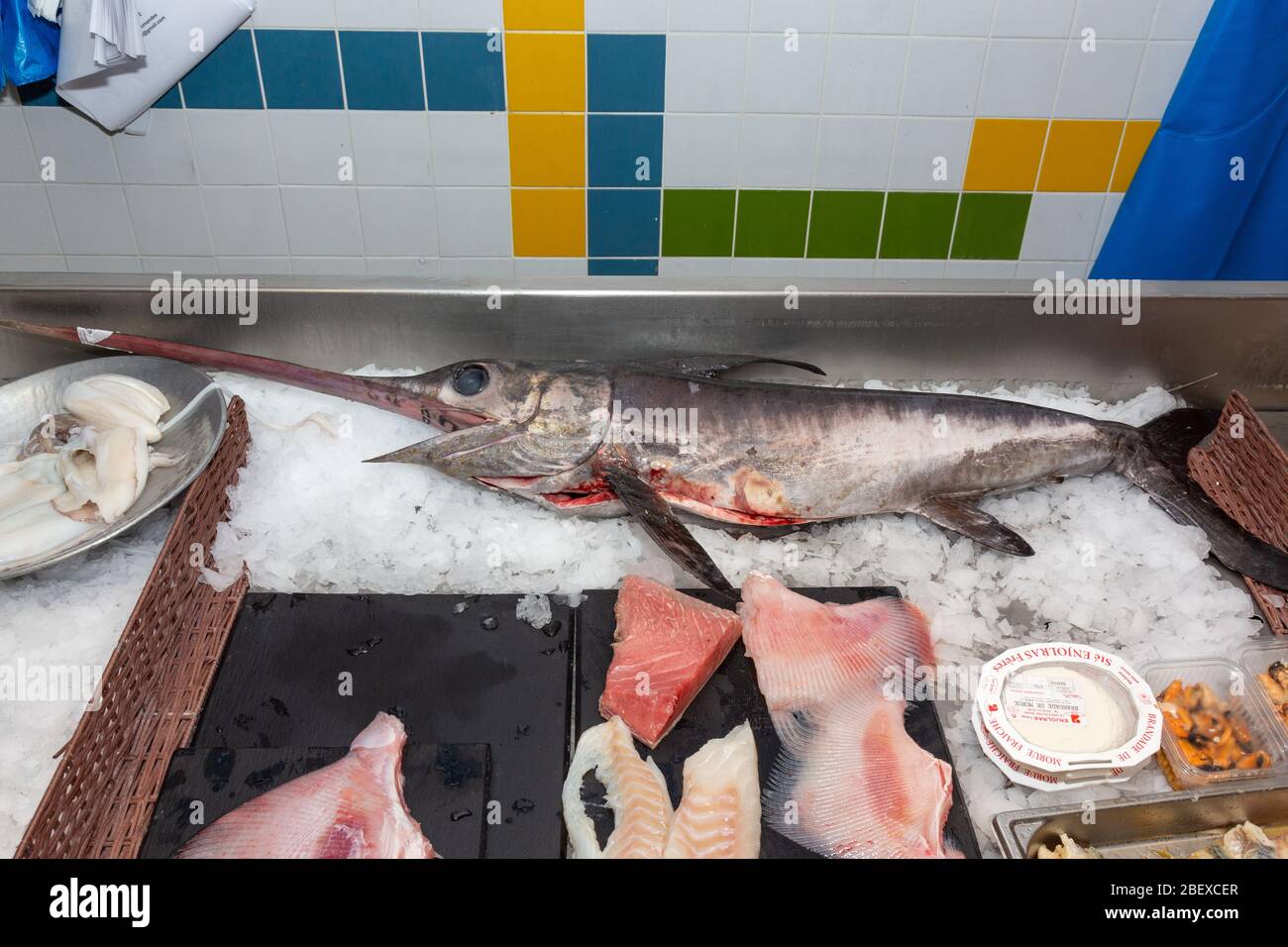 Fresh fish at a fishmonger on icy background Stock Photo - Alamy
