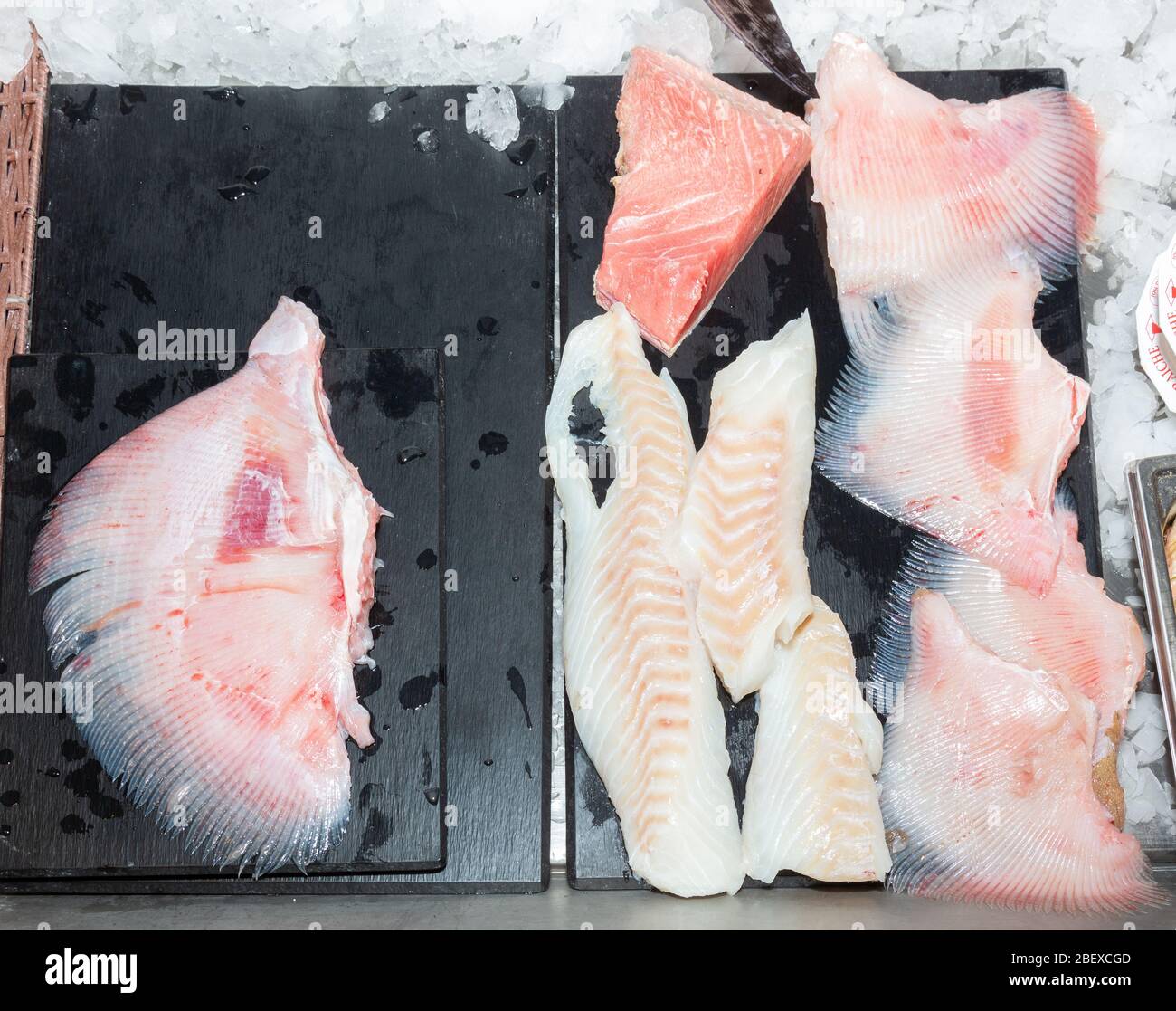 Fresh fish at a fishmonger on icy background Stock Photo - Alamy