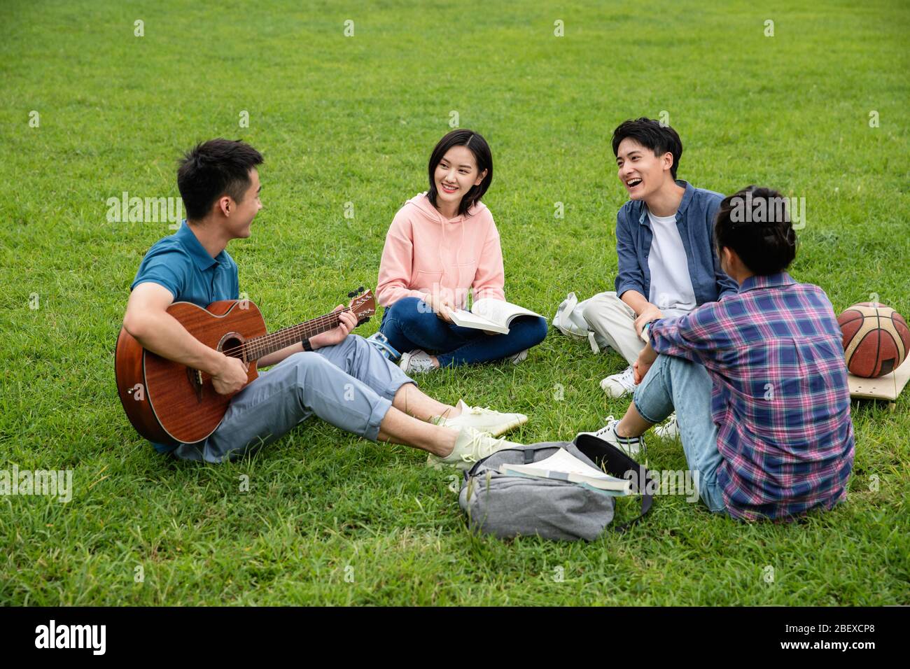 Two best friends female students hi-res stock photography and images ...