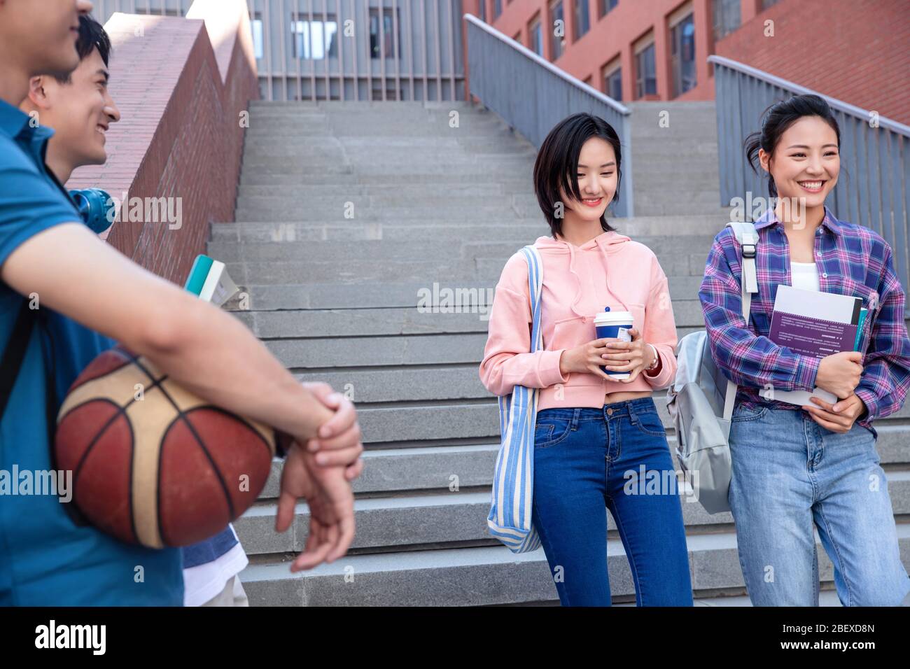 Students college first day on campus hi-res stock photography and ...