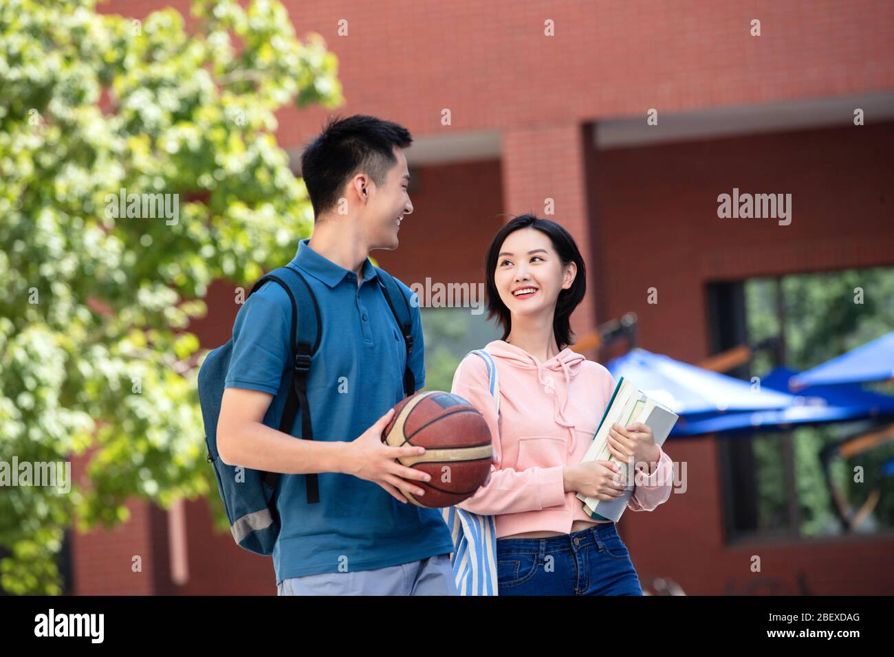 College students on campus Stock Photo - Alamy