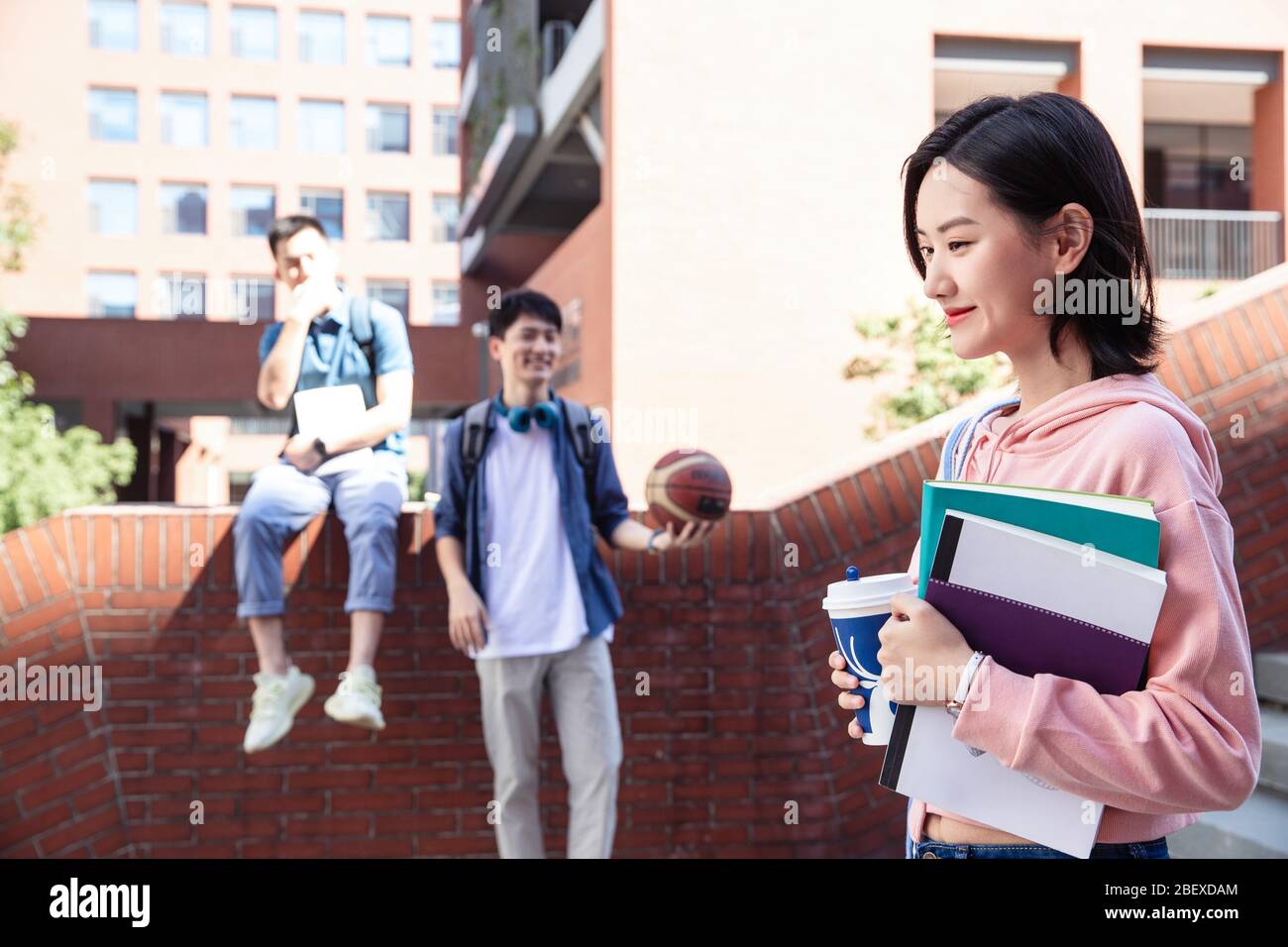 Students college first day on campus hi-res stock photography and ...