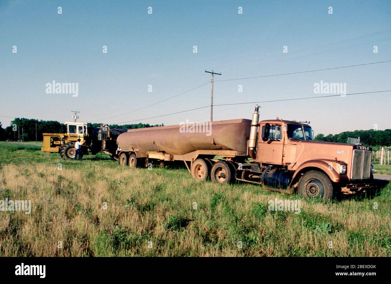 Old semi truck tractor trailer hi-res stock photography and images - Alamy