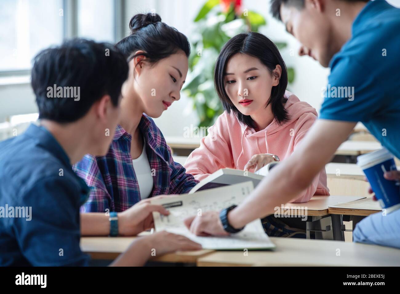 College students' classroom learning communication Stock Photo - Alamy