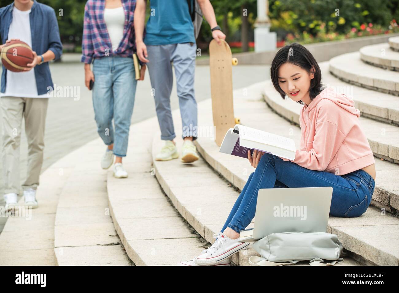 College students on campus Stock Photo - Alamy