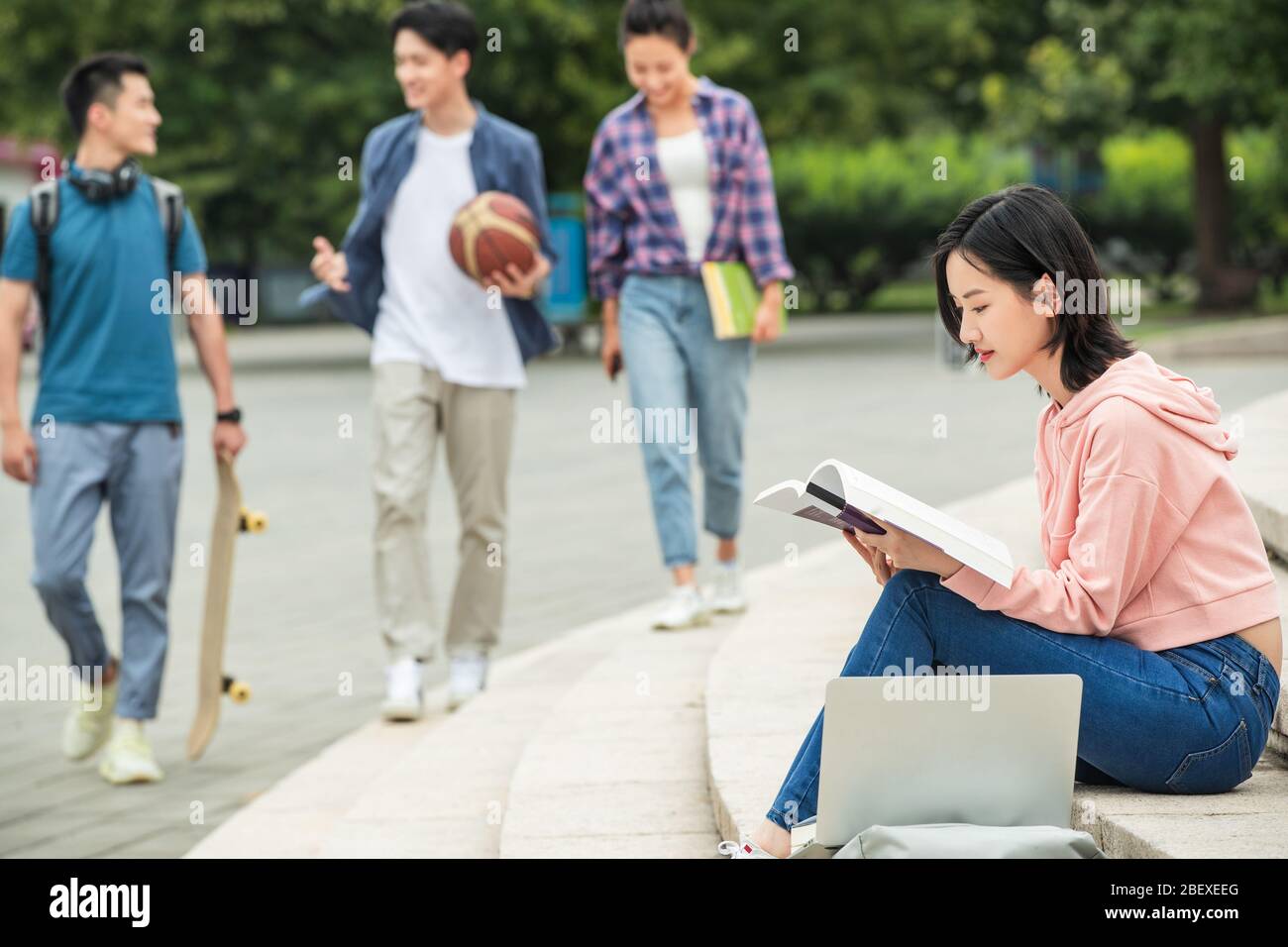 College students on campus Stock Photo - Alamy