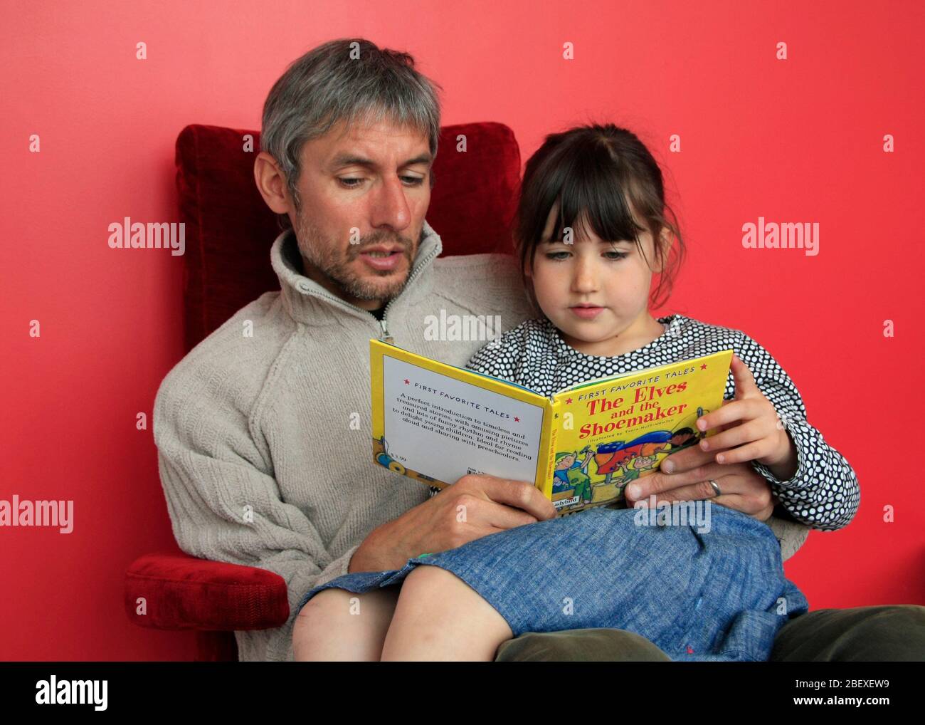 Father reading bedtime story hi-res stock photography and images - Alamy