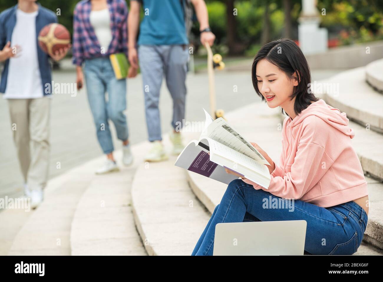 College students on campus Stock Photo - Alamy