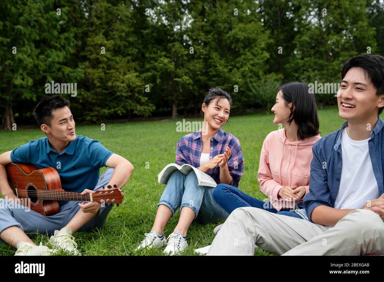 Students singing clapping hi-res stock photography and images - Alamy