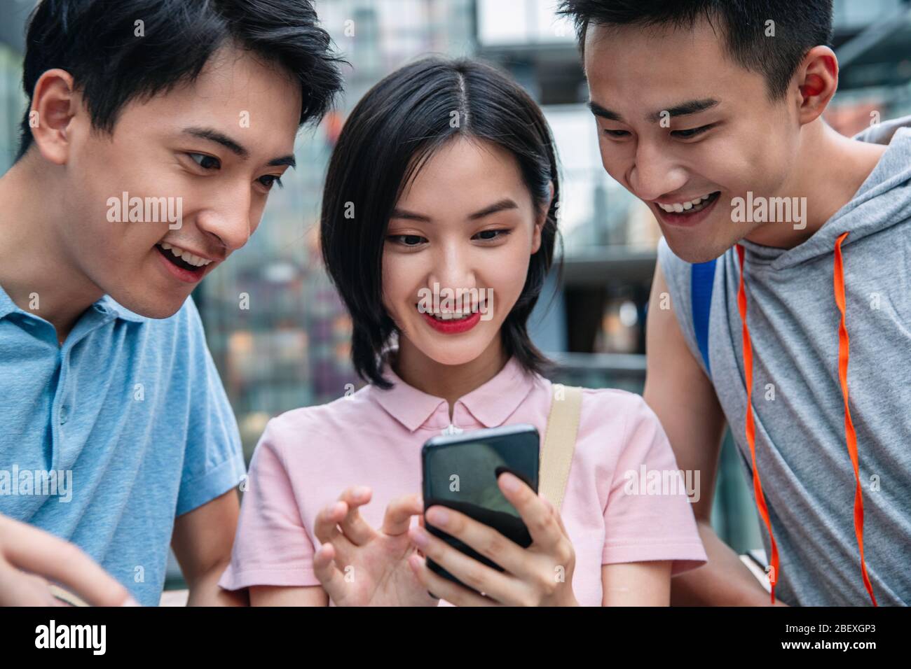 Happiness of college students in outdoor mobile phone Stock Photo - Alamy