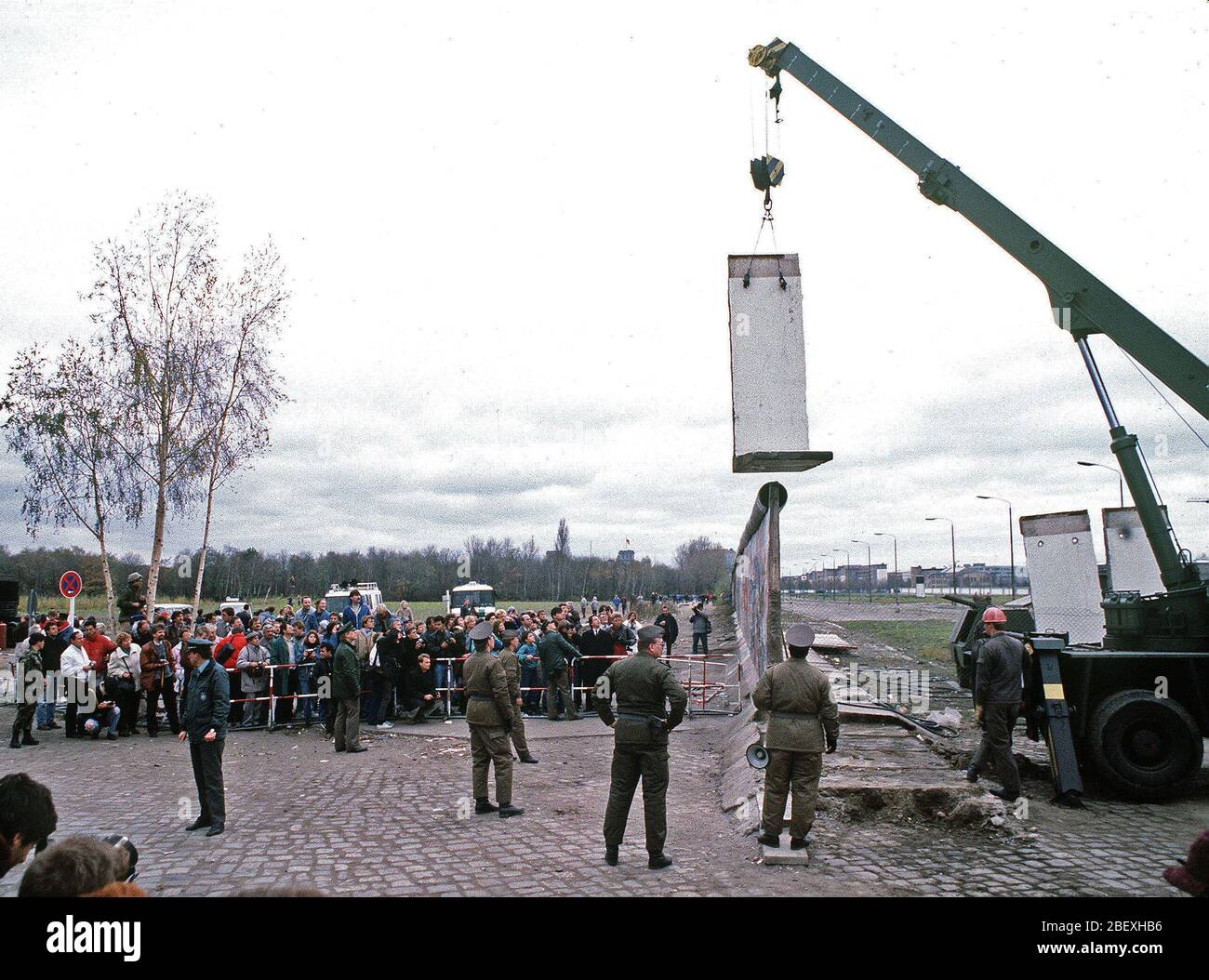 Tearing down of the berlin wall in 1989 hi-res stock photography and ...