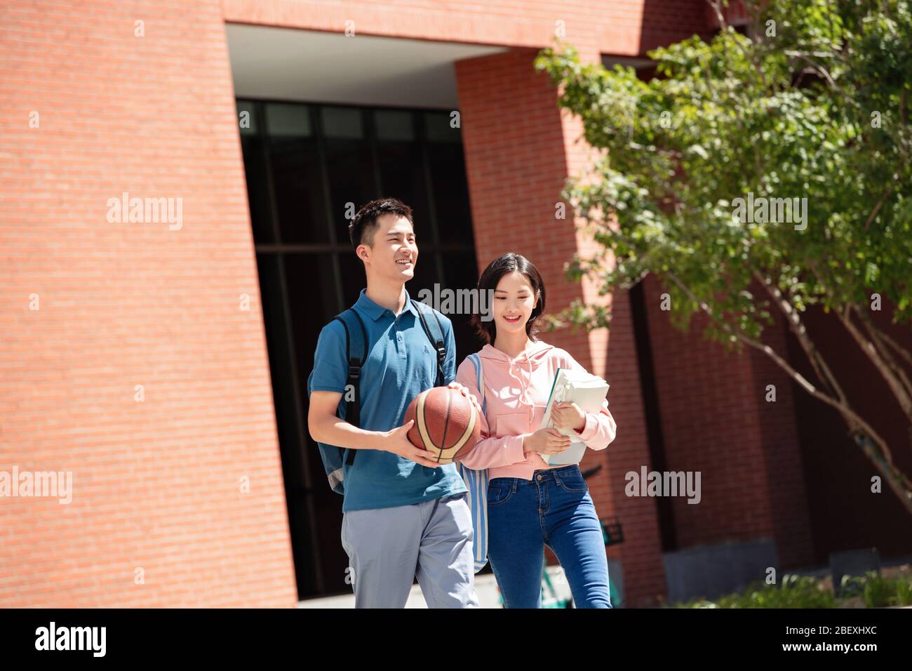 College students on campus Stock Photo - Alamy