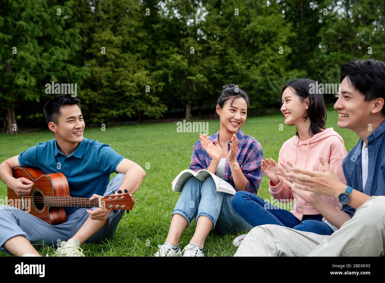 Students singing clapping hi-res stock photography and images - Alamy