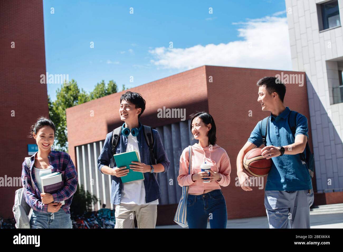 College students on campus Stock Photo - Alamy