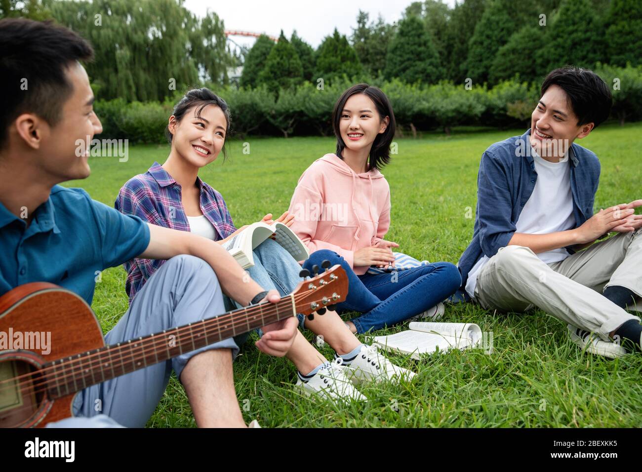 Students singing clapping hi-res stock photography and images - Alamy