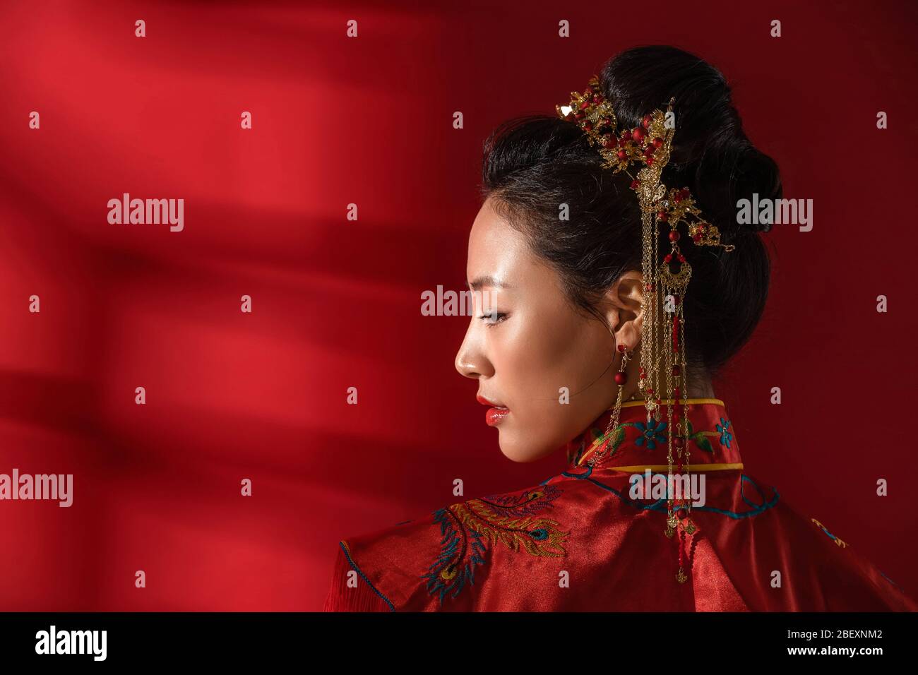A beautiful Chinese bride Stock Photo - Alamy