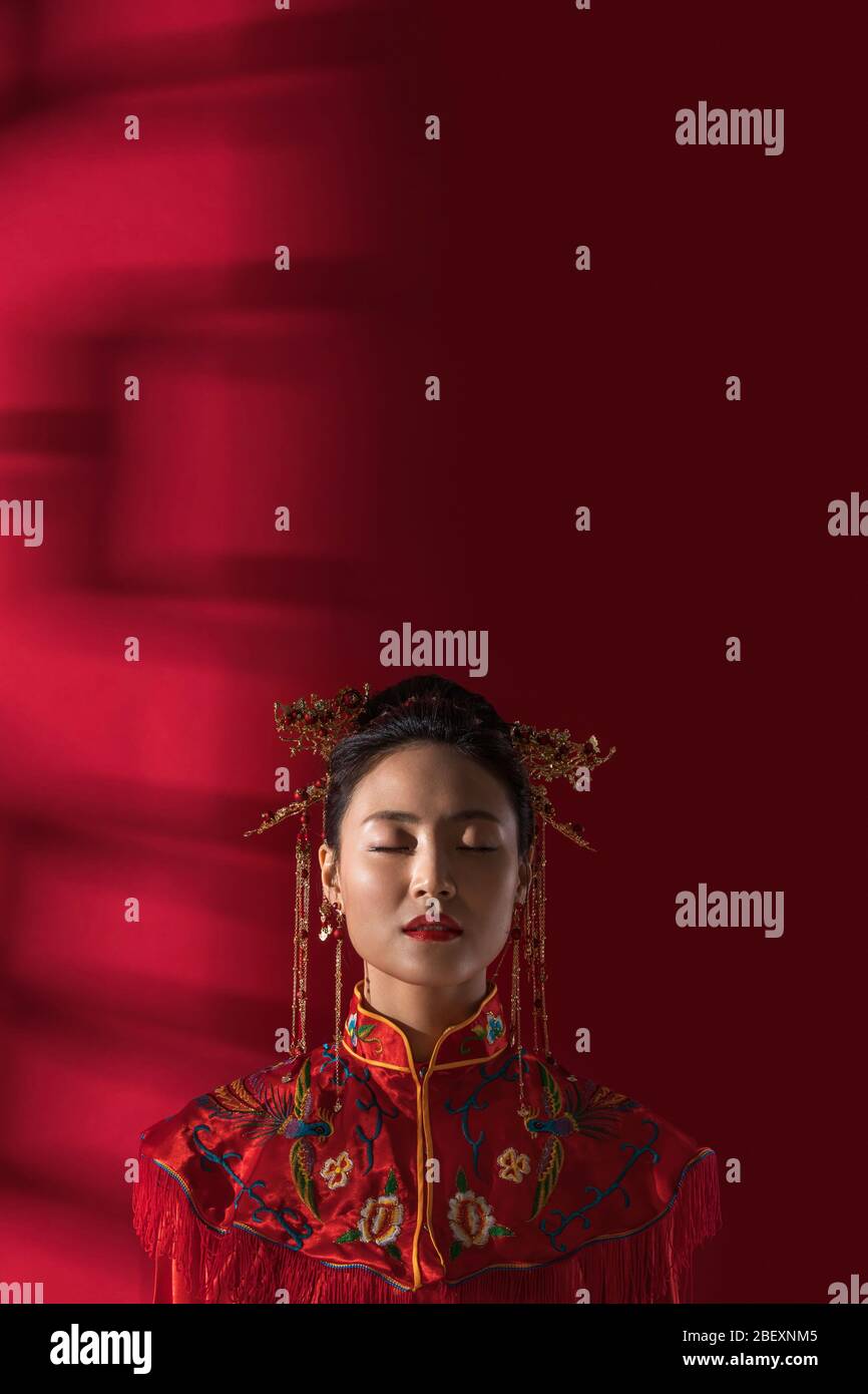 A beautiful Chinese bride Stock Photo - Alamy