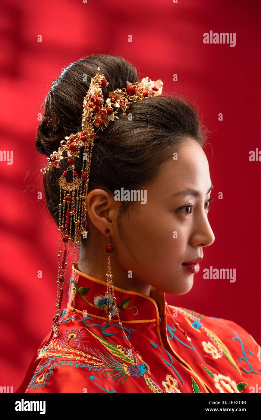 A beautiful Chinese bride features Stock Photo - Alamy