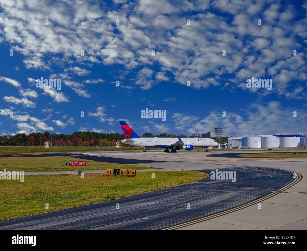 Delta plane atlanta airport hi-res stock photography and images - Alamy