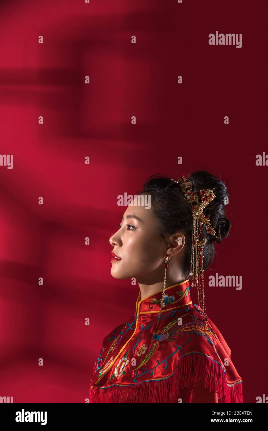 A beautiful Chinese bride Stock Photo - Alamy