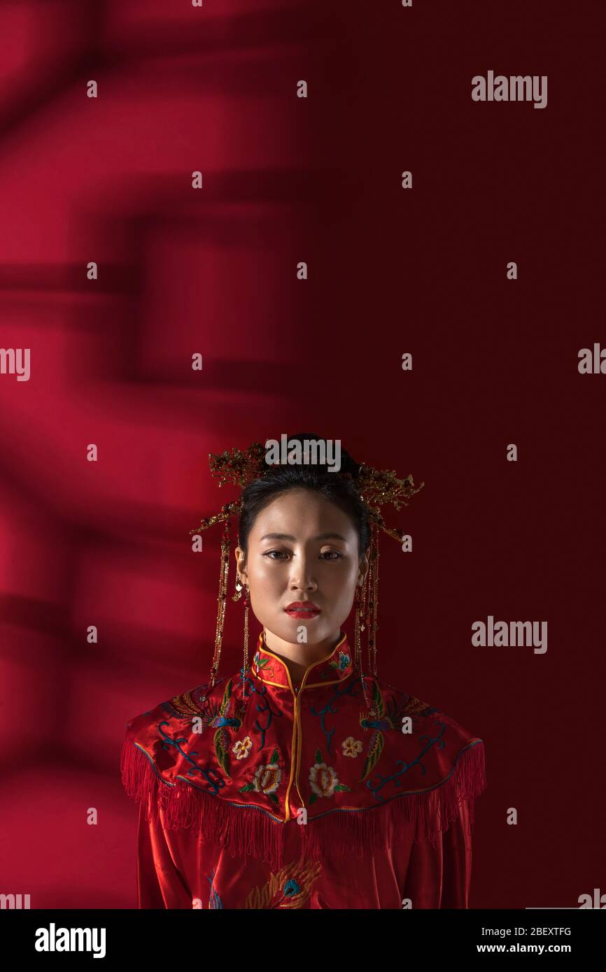 A beautiful Chinese bride Stock Photo - Alamy