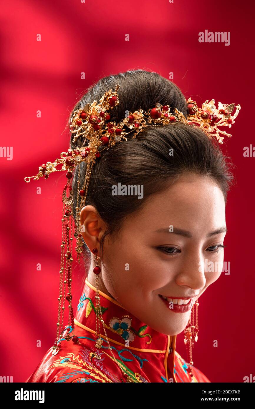 A beautiful Chinese bride features Stock Photo - Alamy