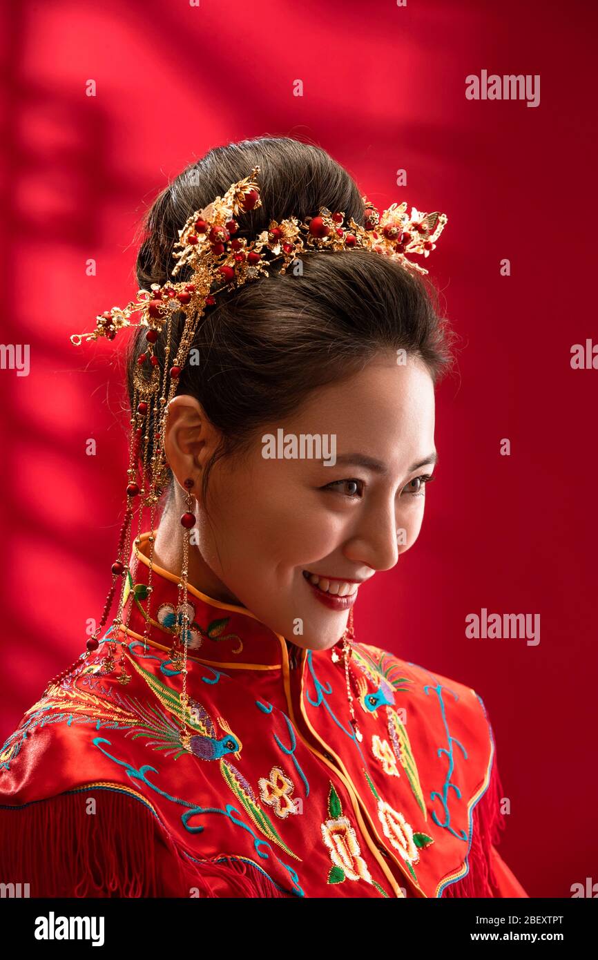A beautiful Chinese bride features Stock Photo - Alamy