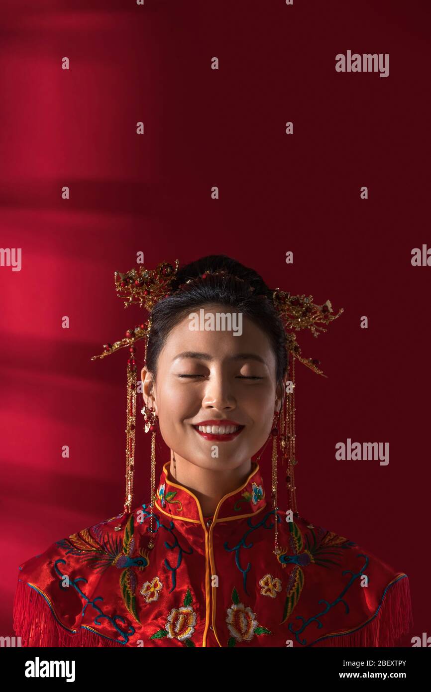 The beautiful Chinese bride enjoy with his eyes closed Stock Photo - Alamy