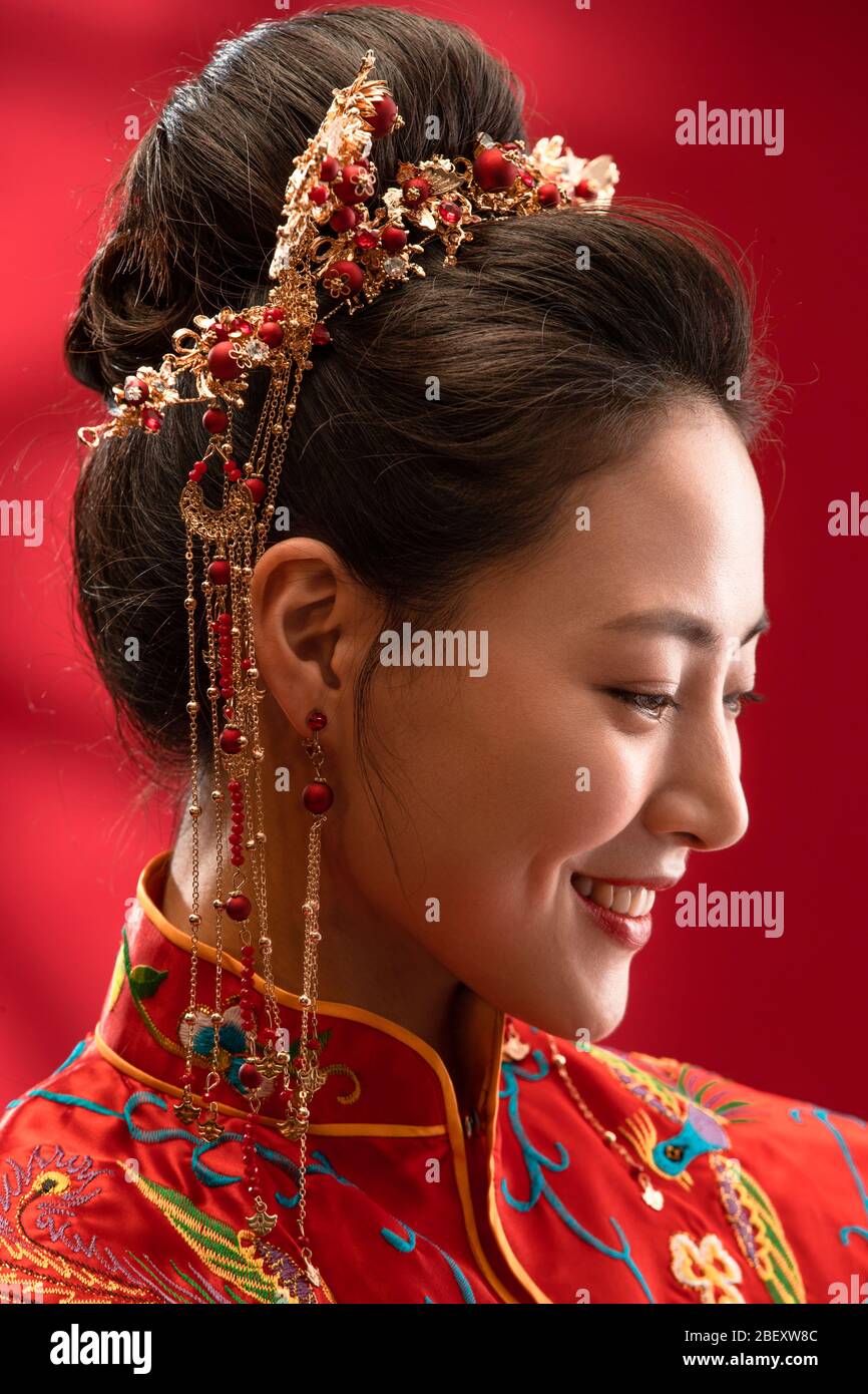 A beautiful Chinese bride features Stock Photo - Alamy