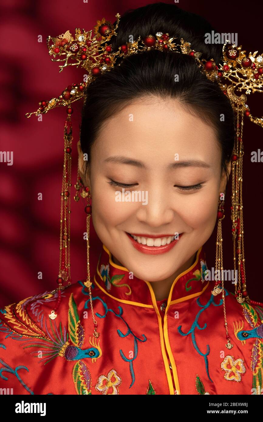 A beautiful Chinese bride features Stock Photo - Alamy