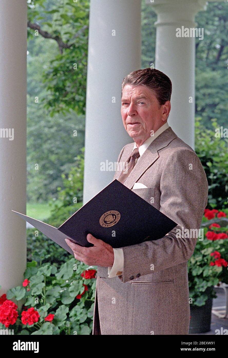 Ronald reagan reading hi-res stock photography and images - Alamy