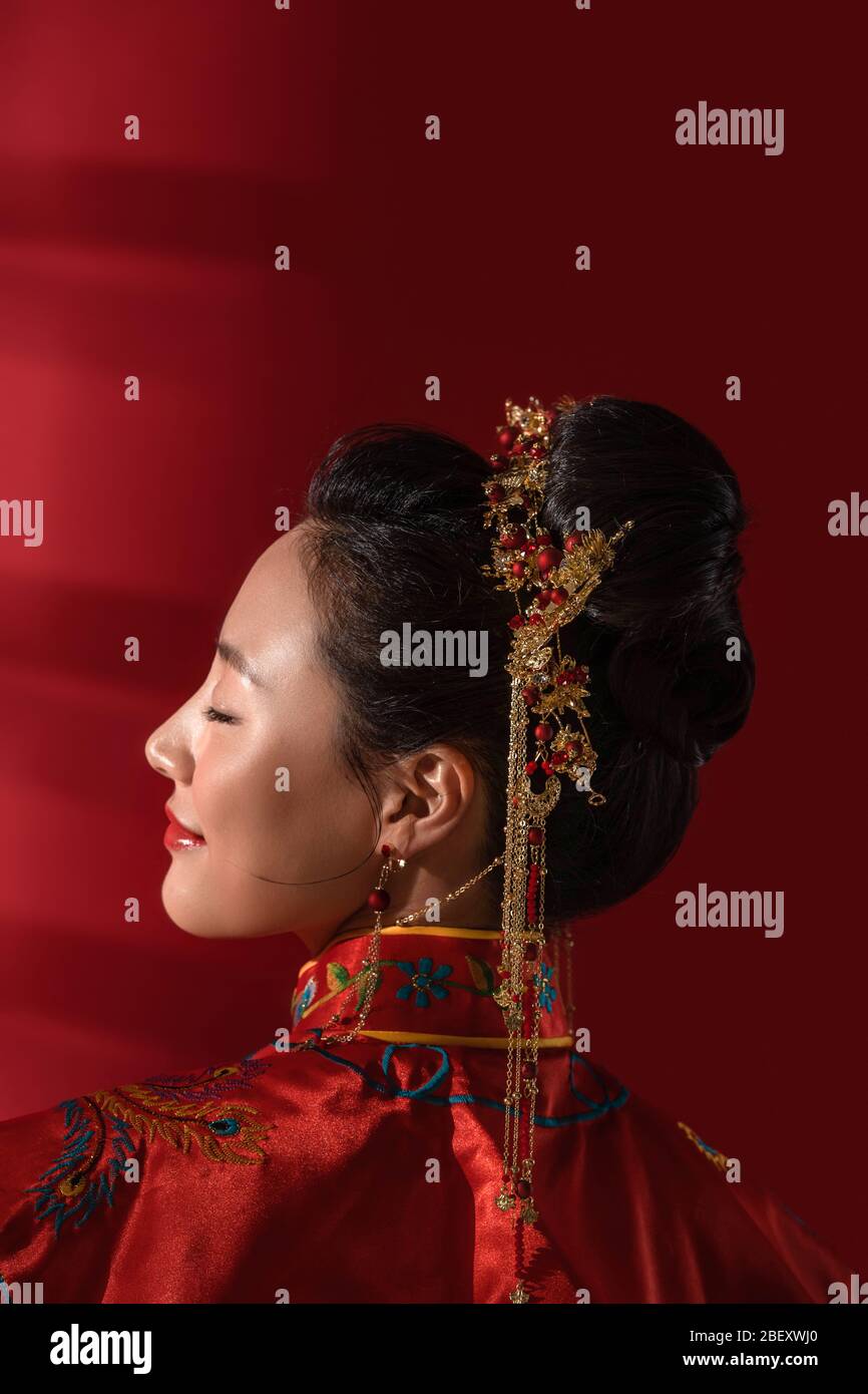 A beautiful Chinese bride Stock Photo - Alamy