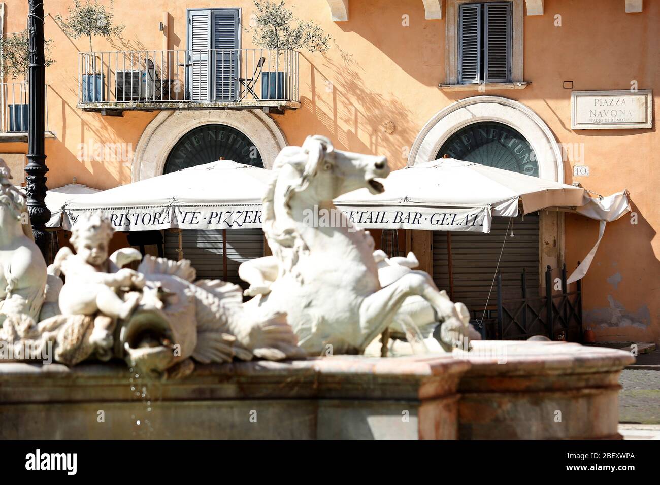 Restaurants and souvenir shops closed in a Piazza Navona empty Rome ...