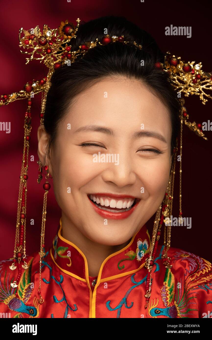 A beautiful Chinese bride smile features Stock Photo - Alamy
