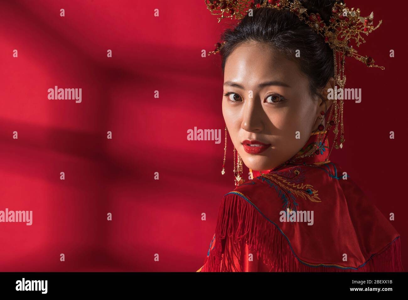 Beautiful Chinese bride to look back Stock Photo - Alamy
