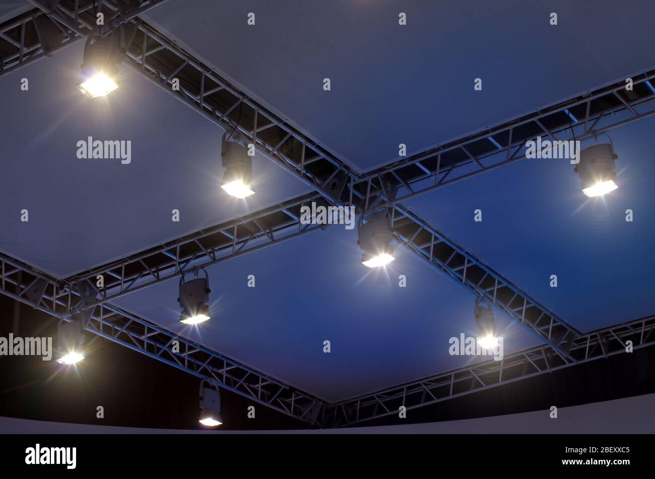 Metal supports hi-res stock photography and images - Alamy