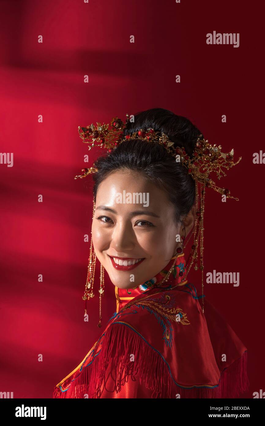 Beautiful Chinese bride to look back Stock Photo - Alamy
