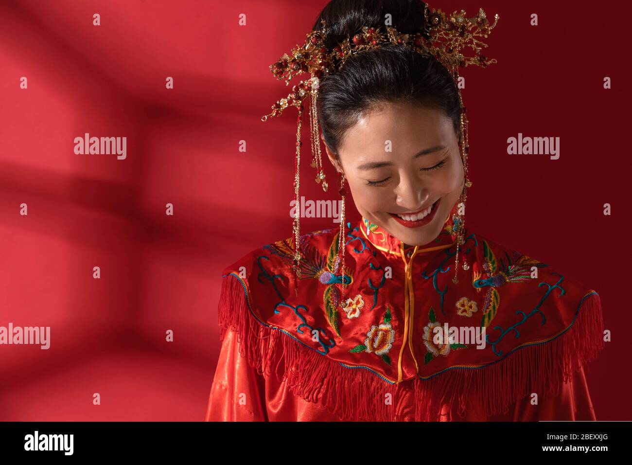 The beautiful Chinese bride to steal to smile Stock Photo - Alamy