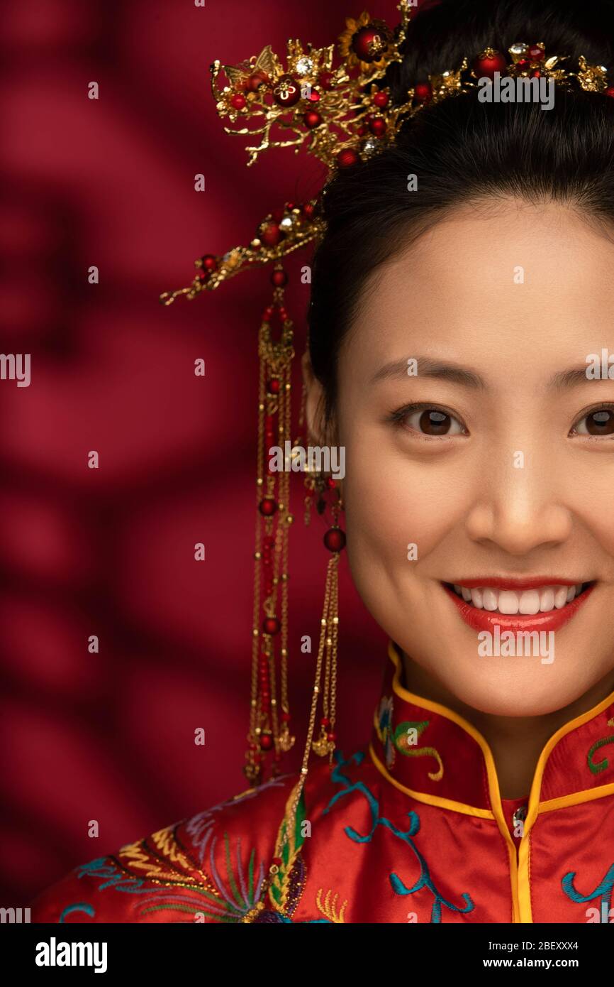 The beautiful Chinese bride makeup face features Stock Photo - Alamy