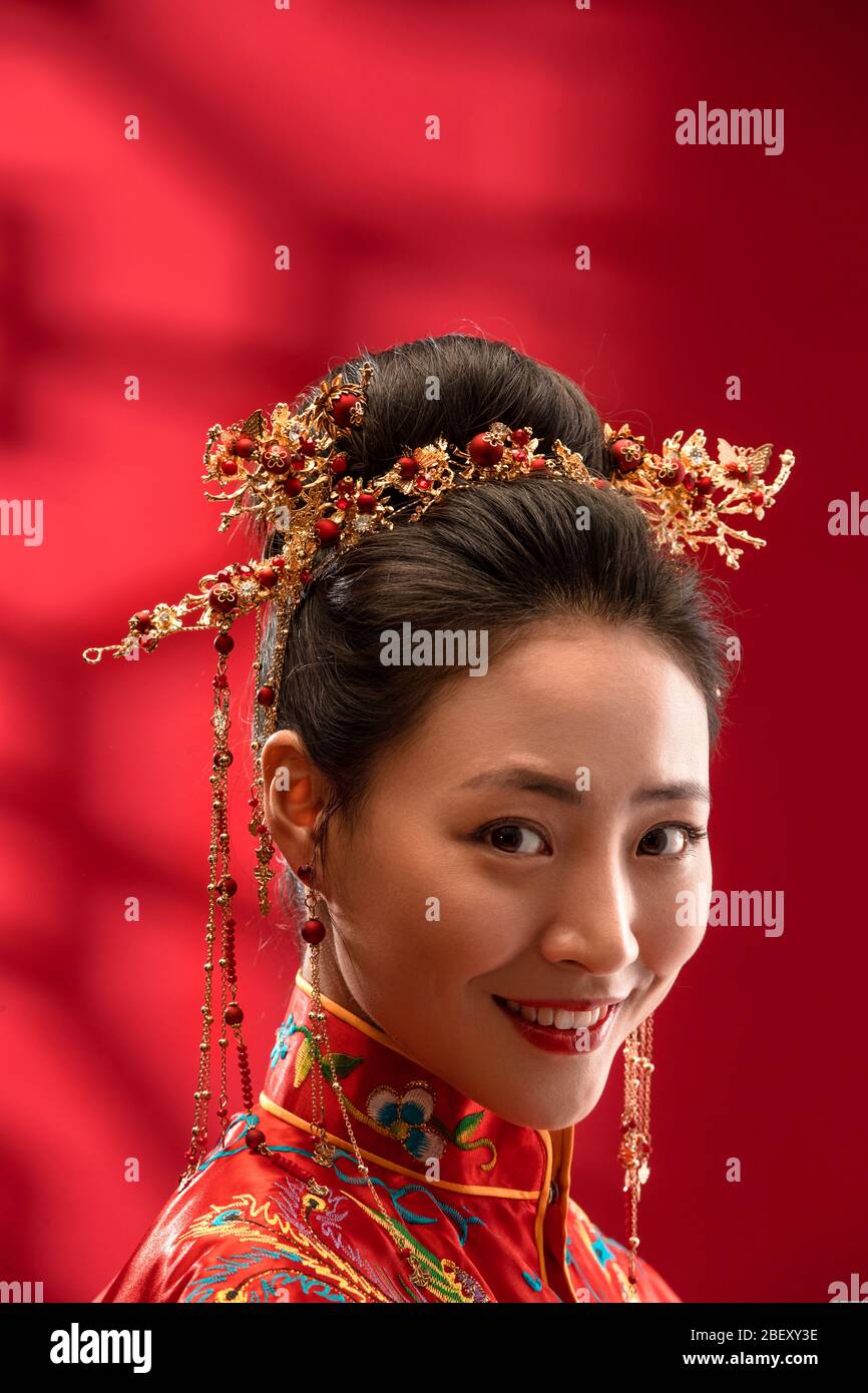 A beautiful Chinese bride features Stock Photo - Alamy